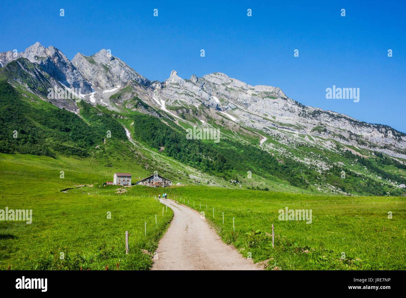 France, Haute-Savoie/Savoie, vue sur la chaîne des Aravis depuis le Col ...