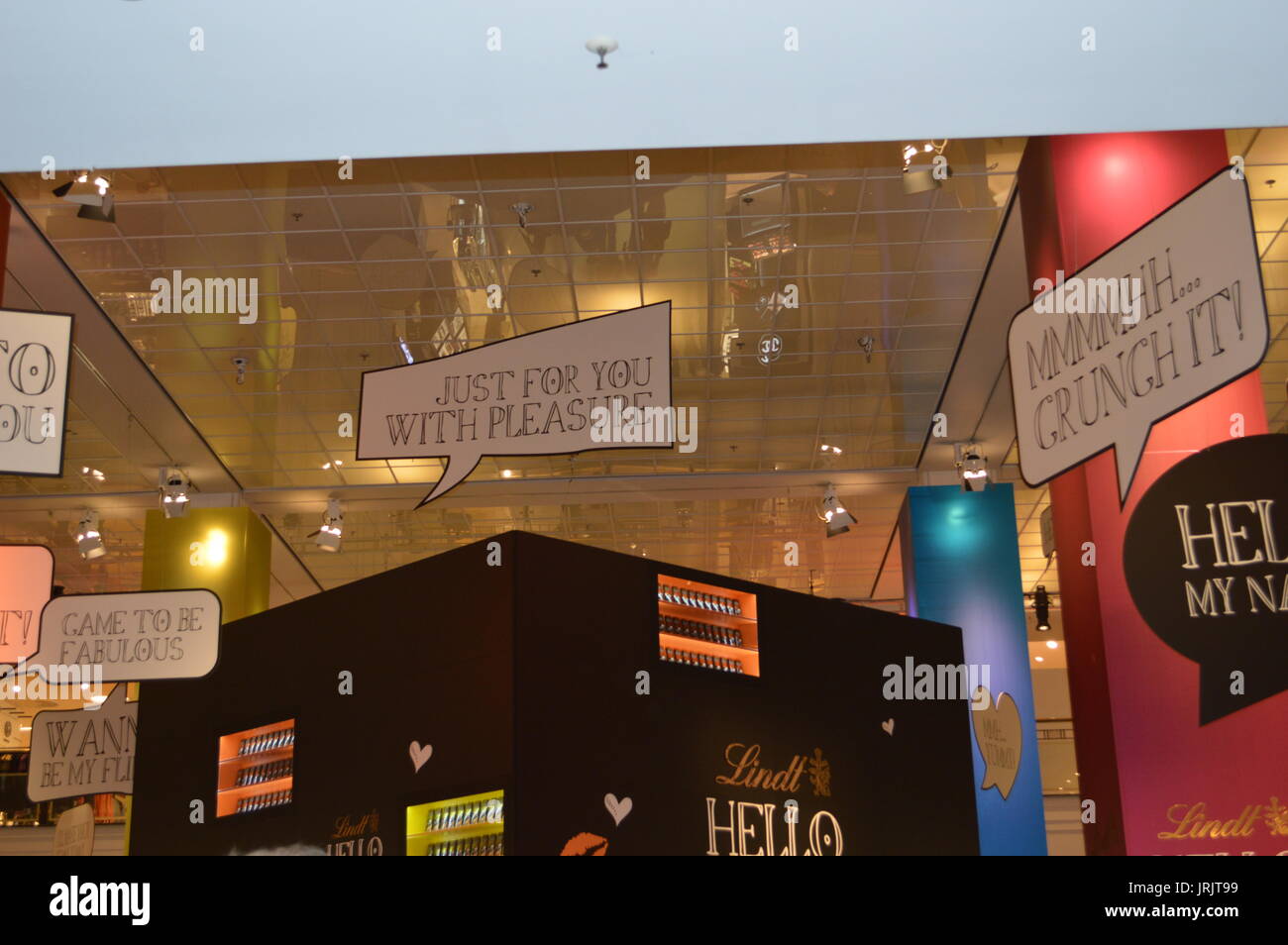 Lindt shop Banque de photographies et d’images à haute résolution - Alamy