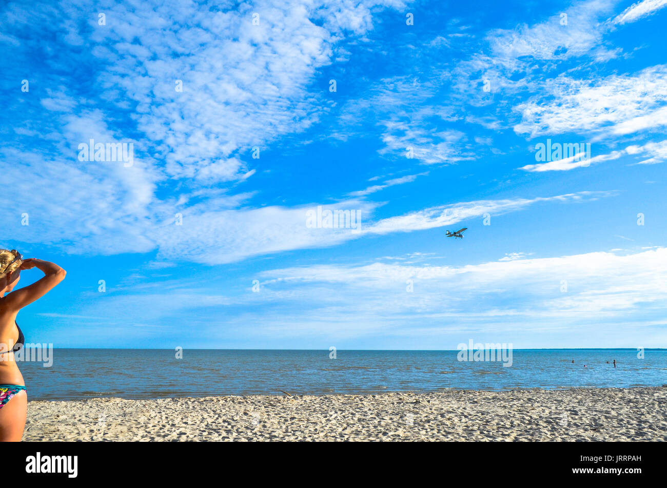Avion volant bas au dessus de la plage Banque de photographies et d ...