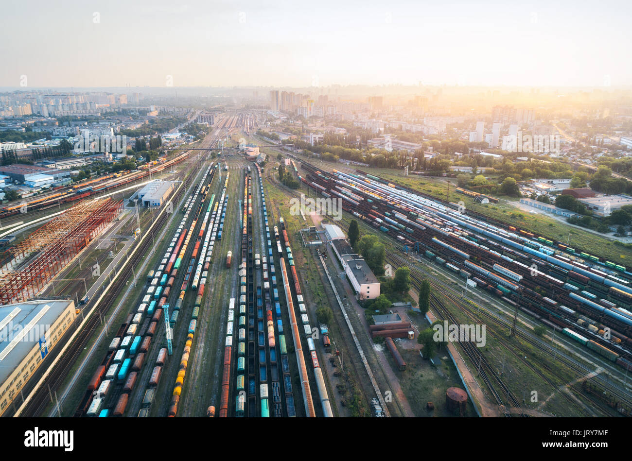 Les trains de fret. Vue aérienne de trains de marchandises colorées. La ...