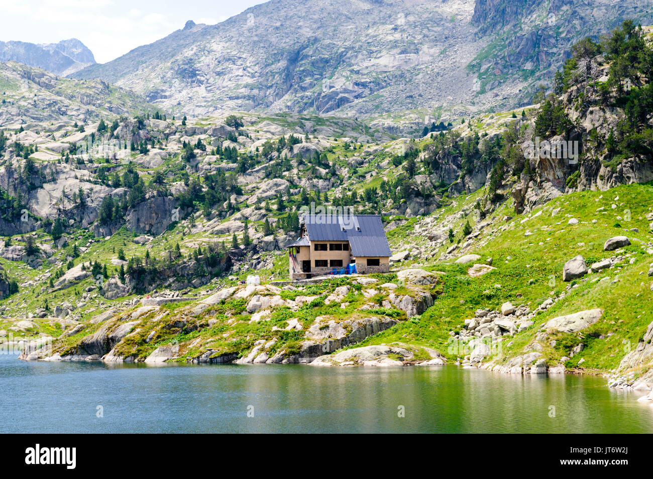 Maison de refuge à Colomers lacs dans les Pyrénées catalanes, en ...