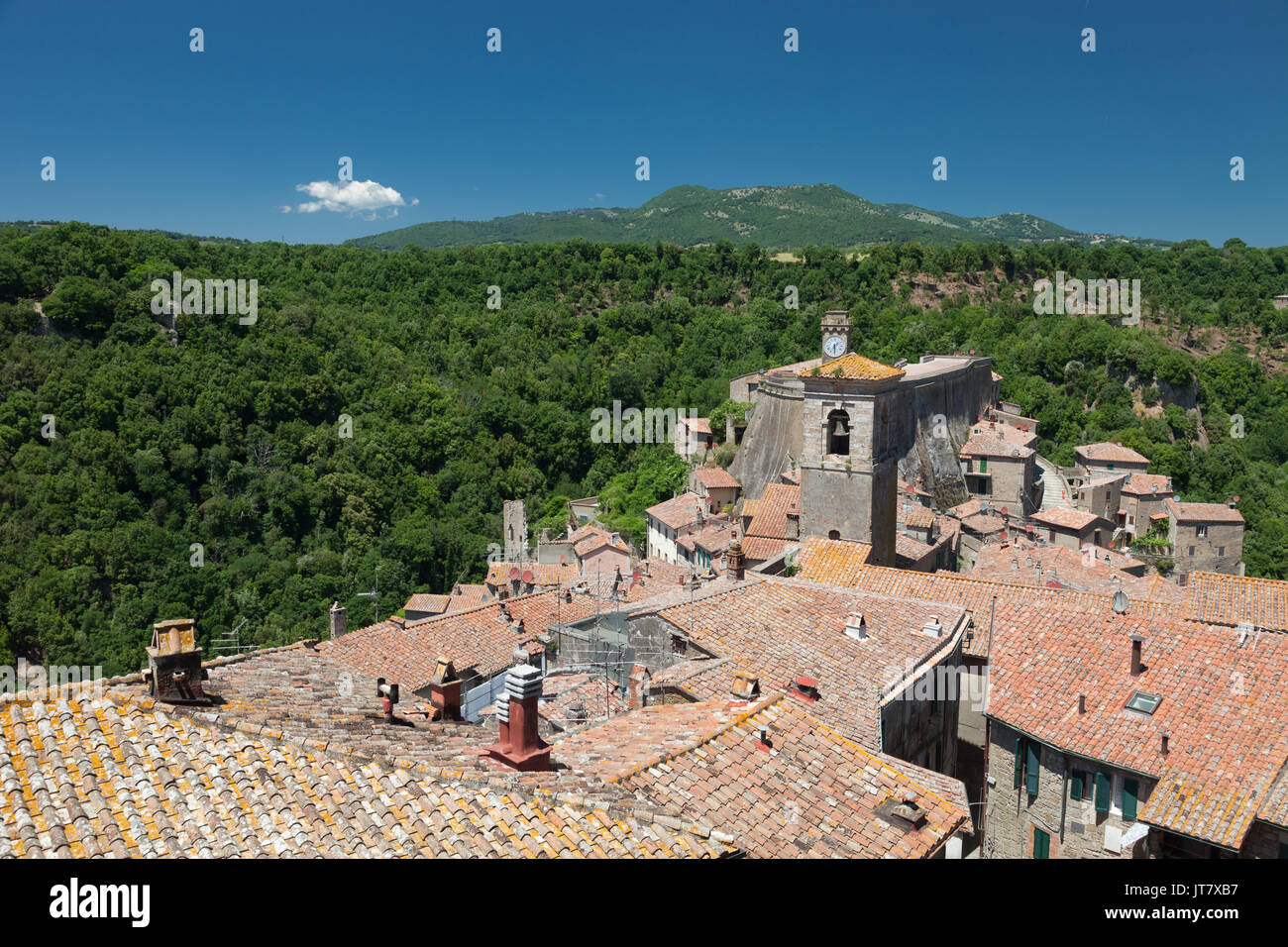Le toit de tuiles rouges de la cité médiévale ville italienne de Sorano ...