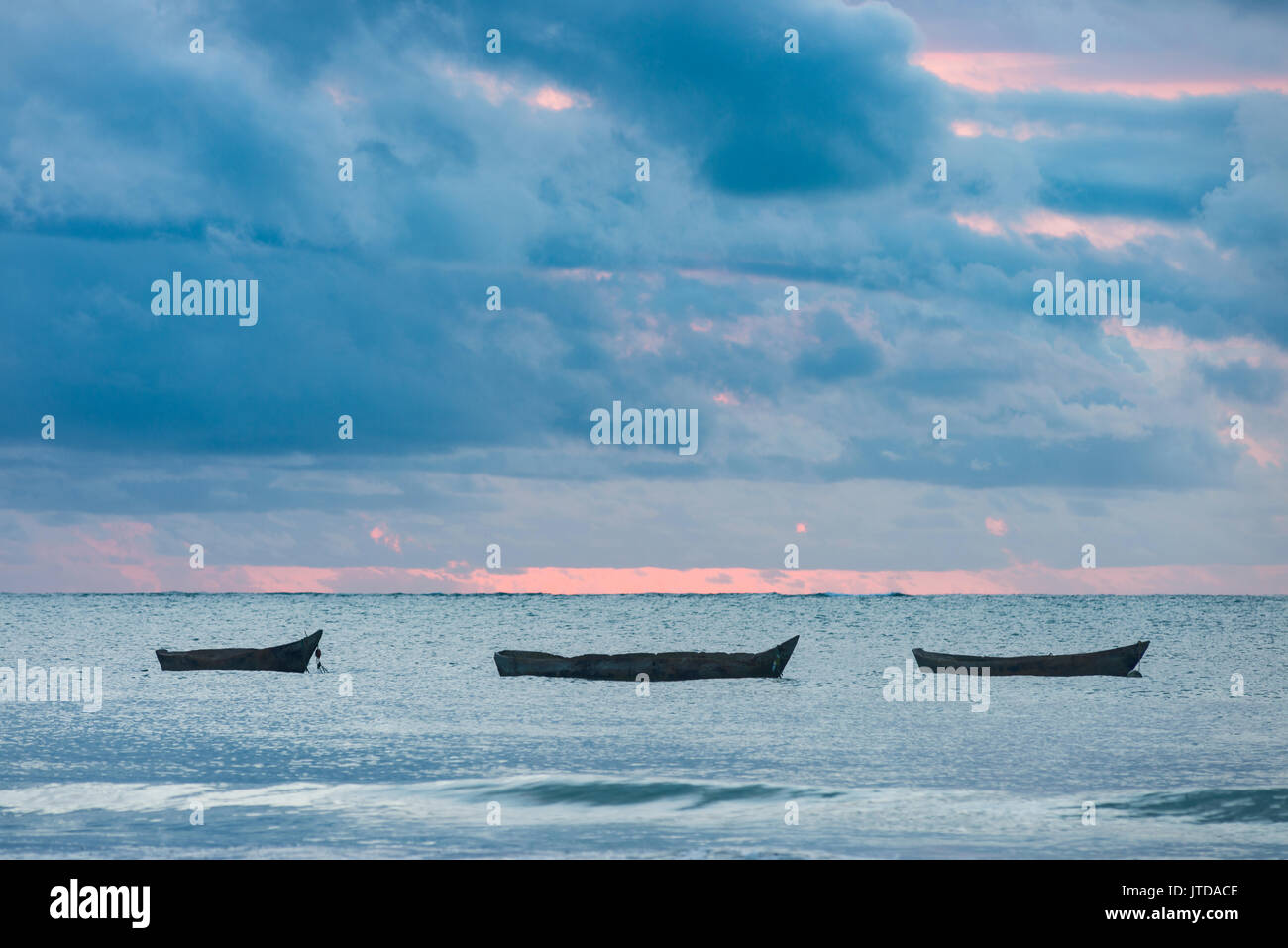 Pirogues pecheurs afrique Banque de photographies et d’images à haute ...