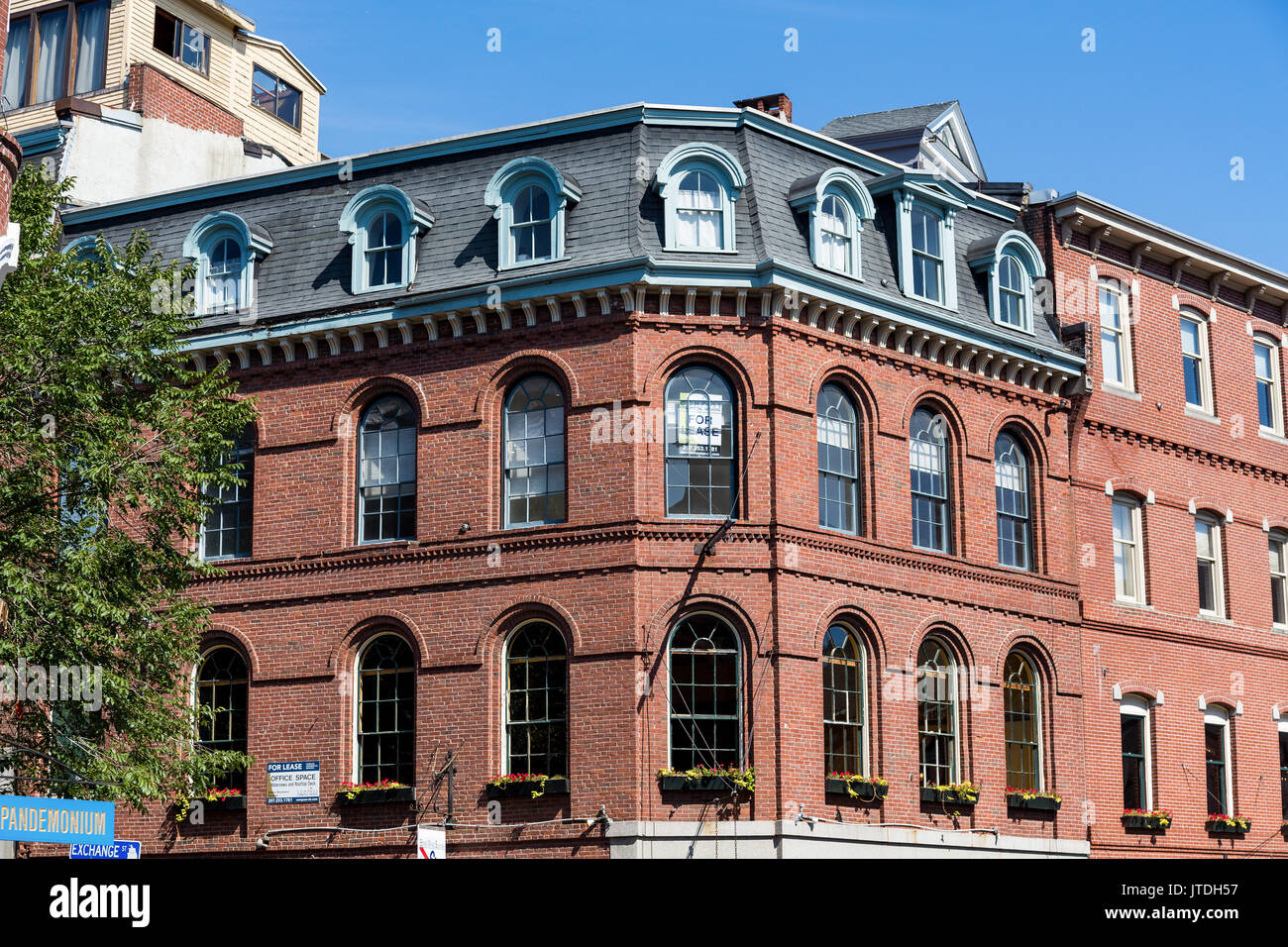 Toit mansarde Banque de photographies et d’images à haute résolution ...