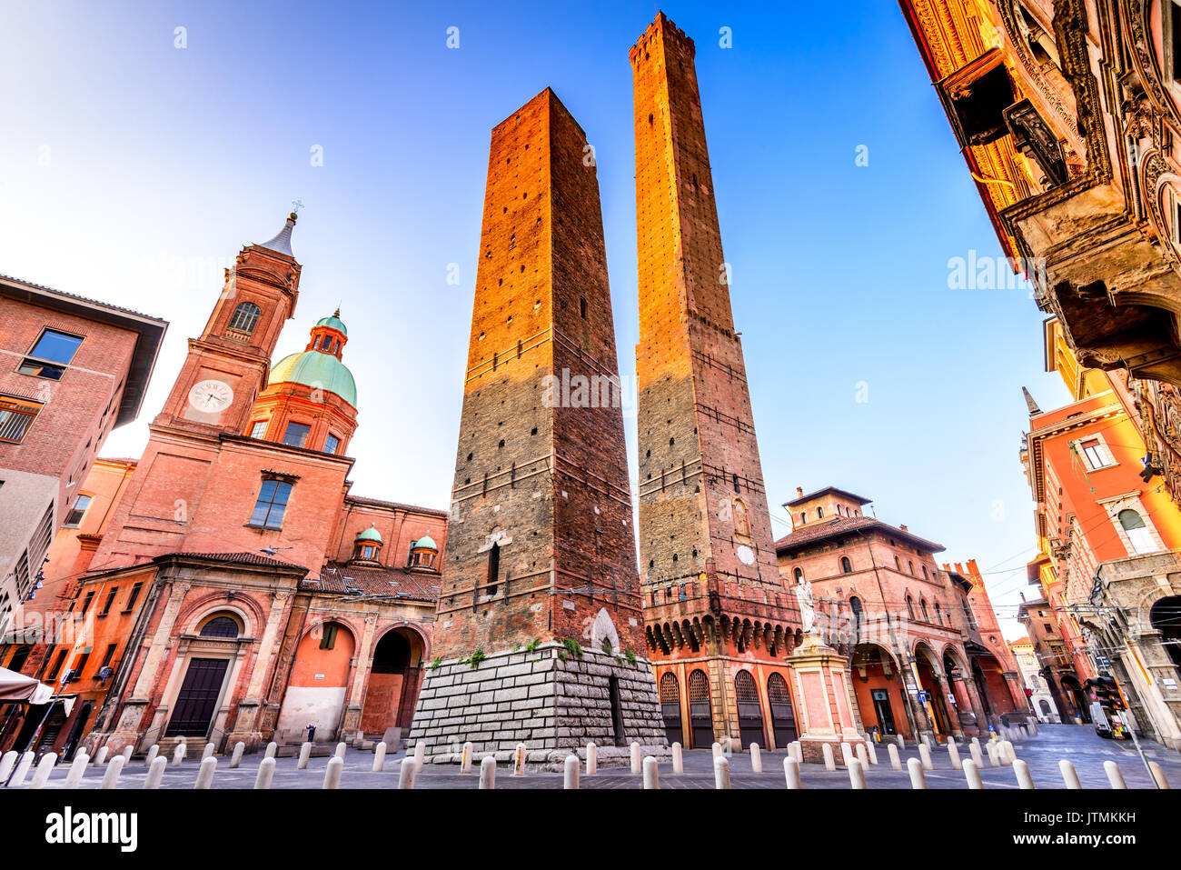 Bologne, Italie - deux tours (Due Torri), Asinelli et Garisenda ...