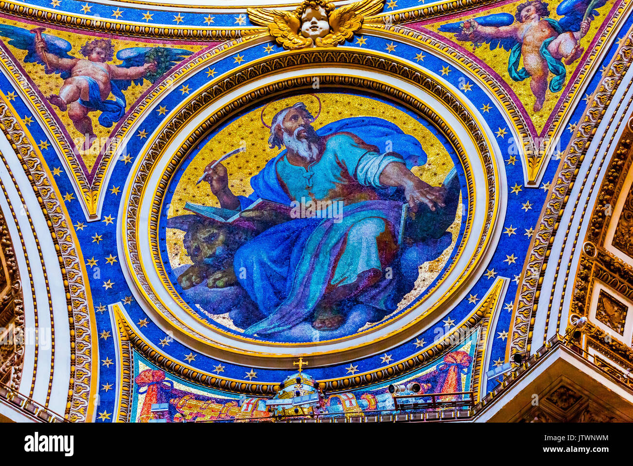 Lion ailé de saint Marc évangéliste a évangéliste anges en mosaïque de ...