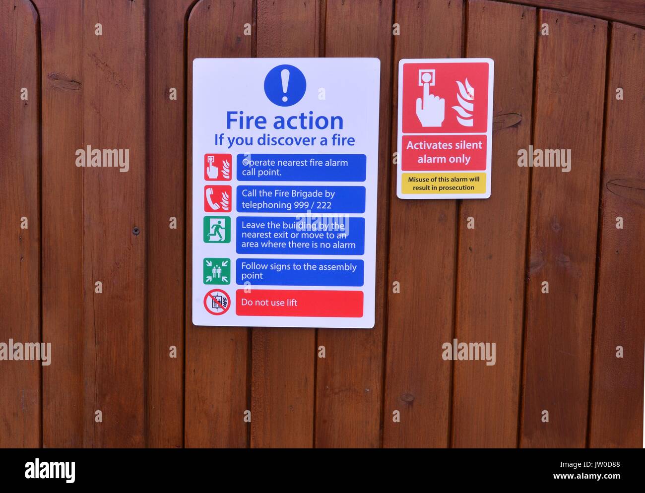 Panneaux de point de rassemblement d'incendie Banque de photographies ...