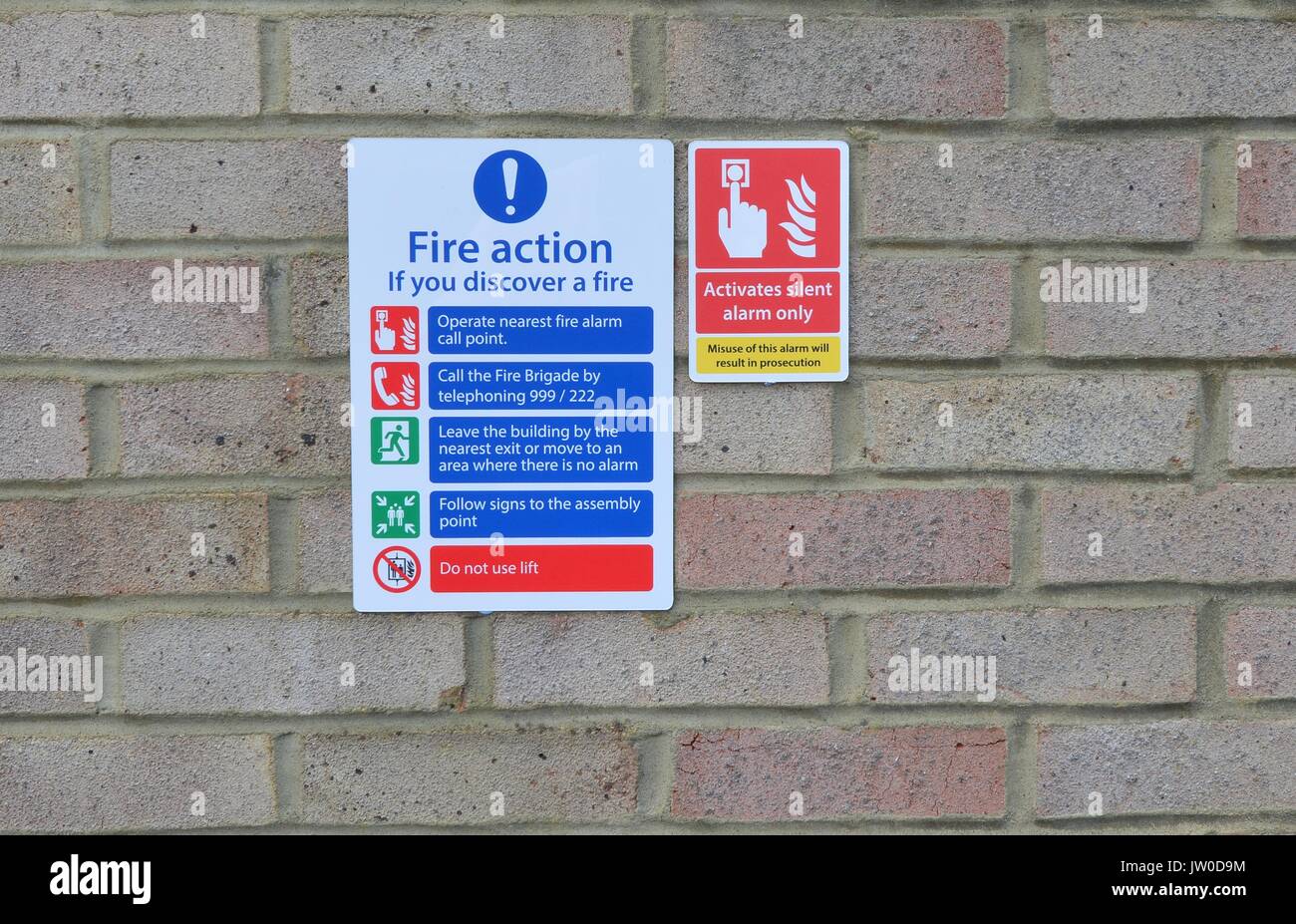 Panneaux de point de rassemblement d'incendie Banque de photographies ...