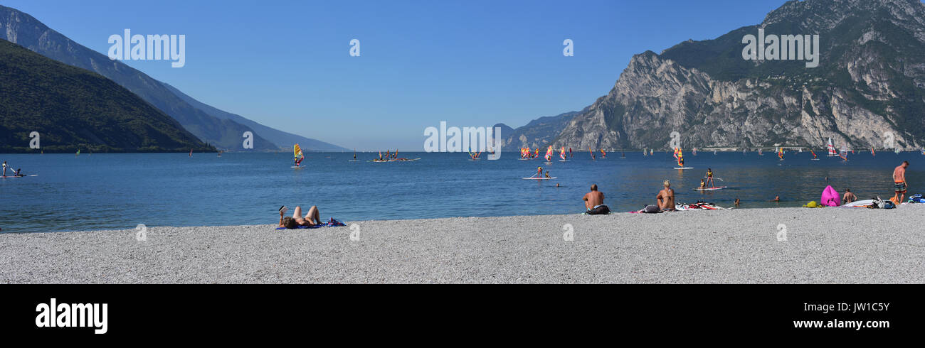 Plage torbole lac de garde Banque de photographies et d’images à haute ...