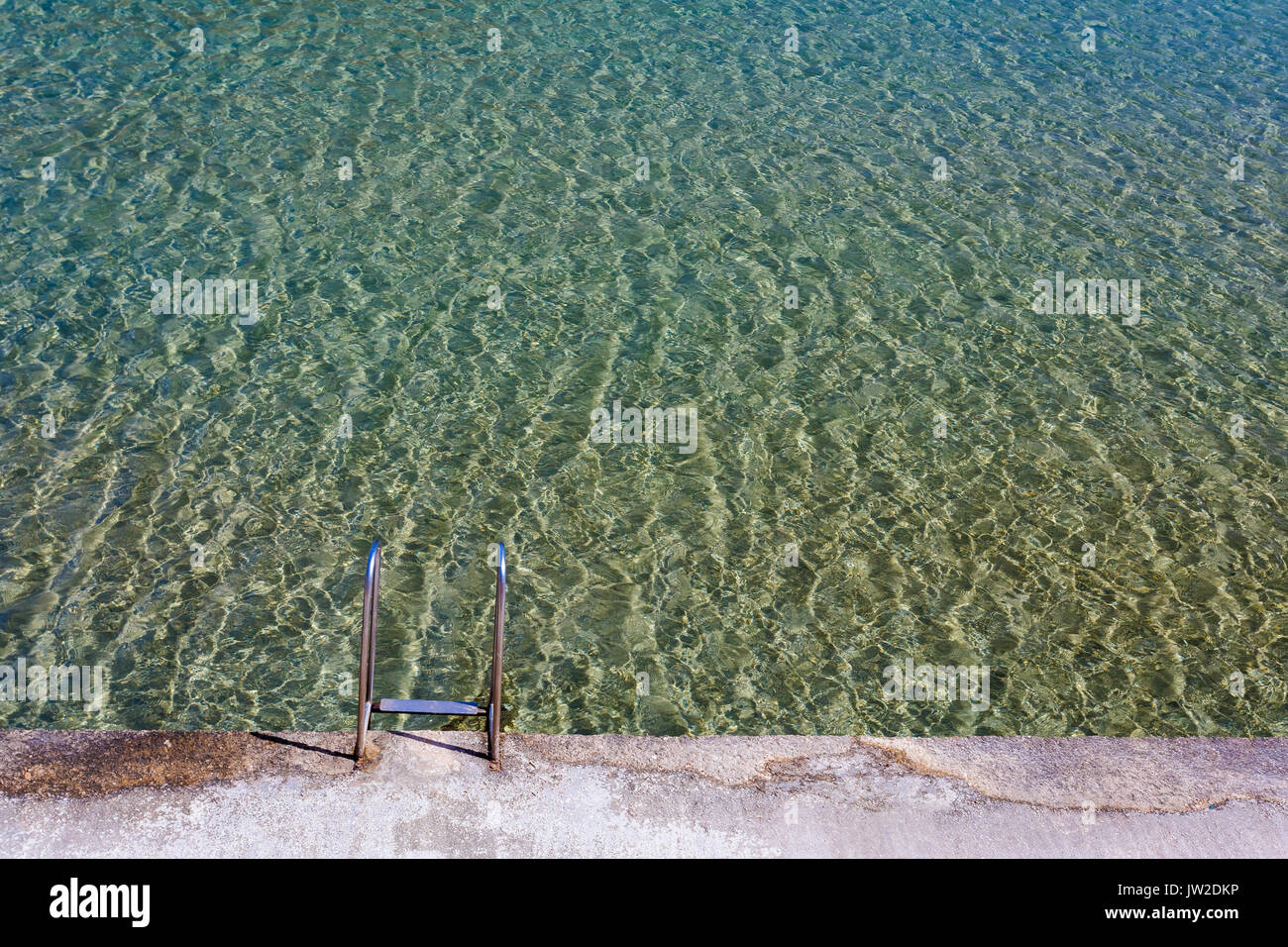 Belle plage de Galissas dans l'île de Syros, Grèce contre un ciel bleu ...