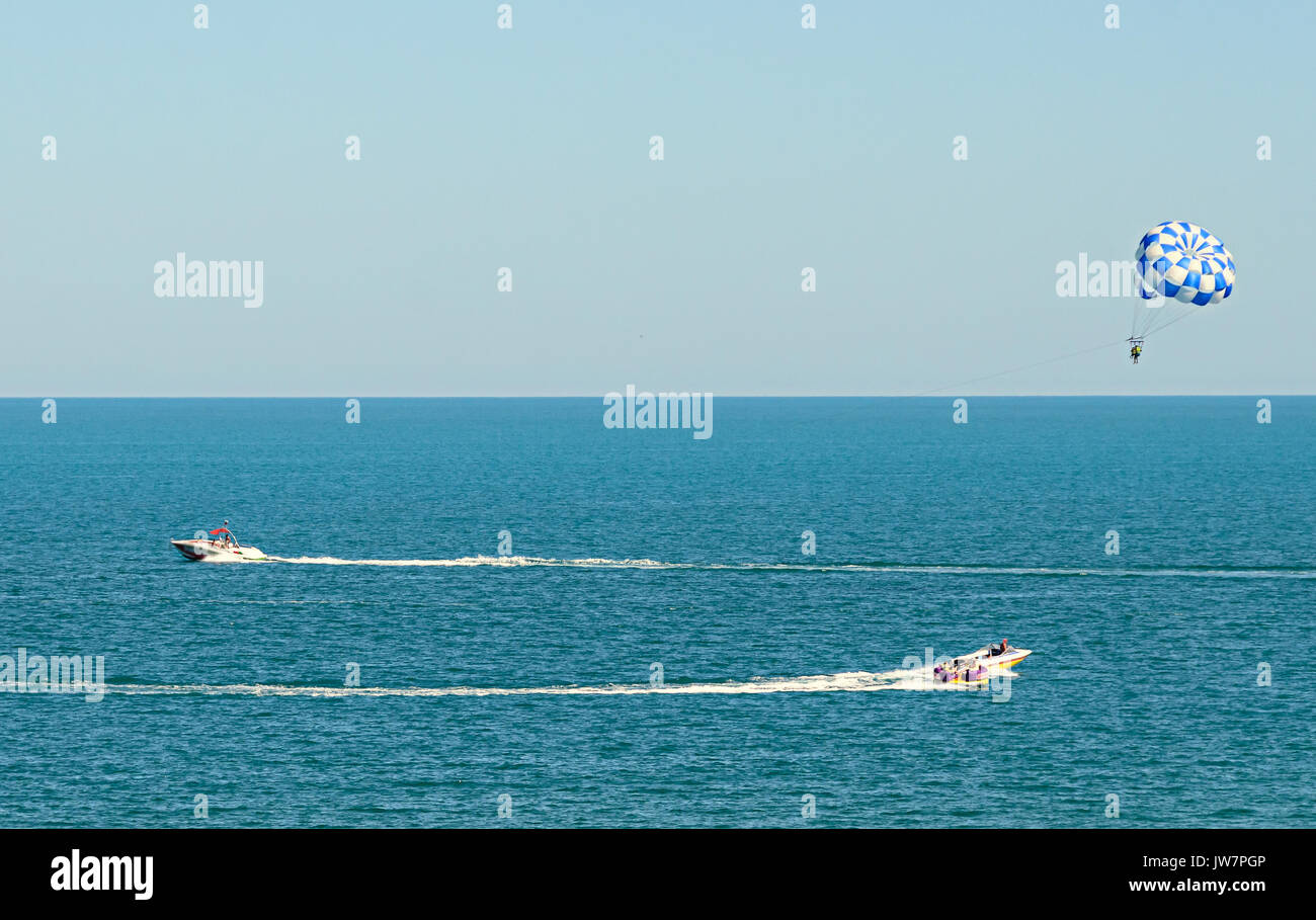 Blue wing du parachute ascensionnel tracté par un bateau dans l'eau de ...