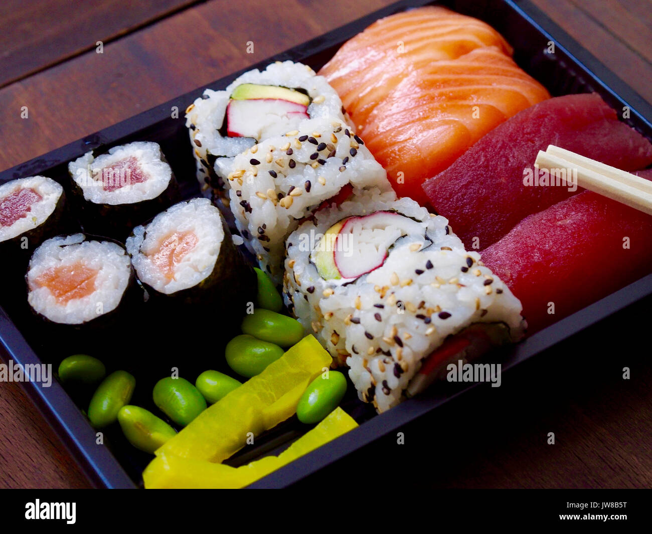 Sushi tray Banque de photographies et d’images à haute résolution - Alamy