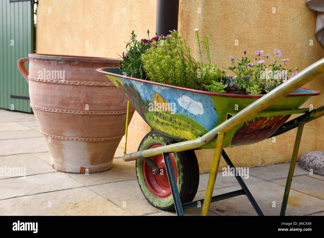 Brouette Fleurs Banque d'image et photos - Alamy