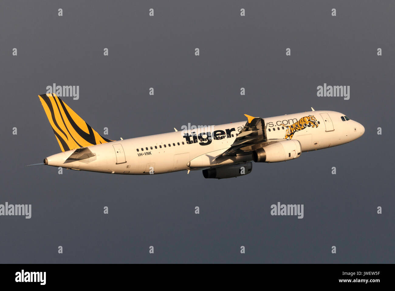 La compagnie aérienne low cost Tiger Airways Airbus A320-232 VH-VNK au ...