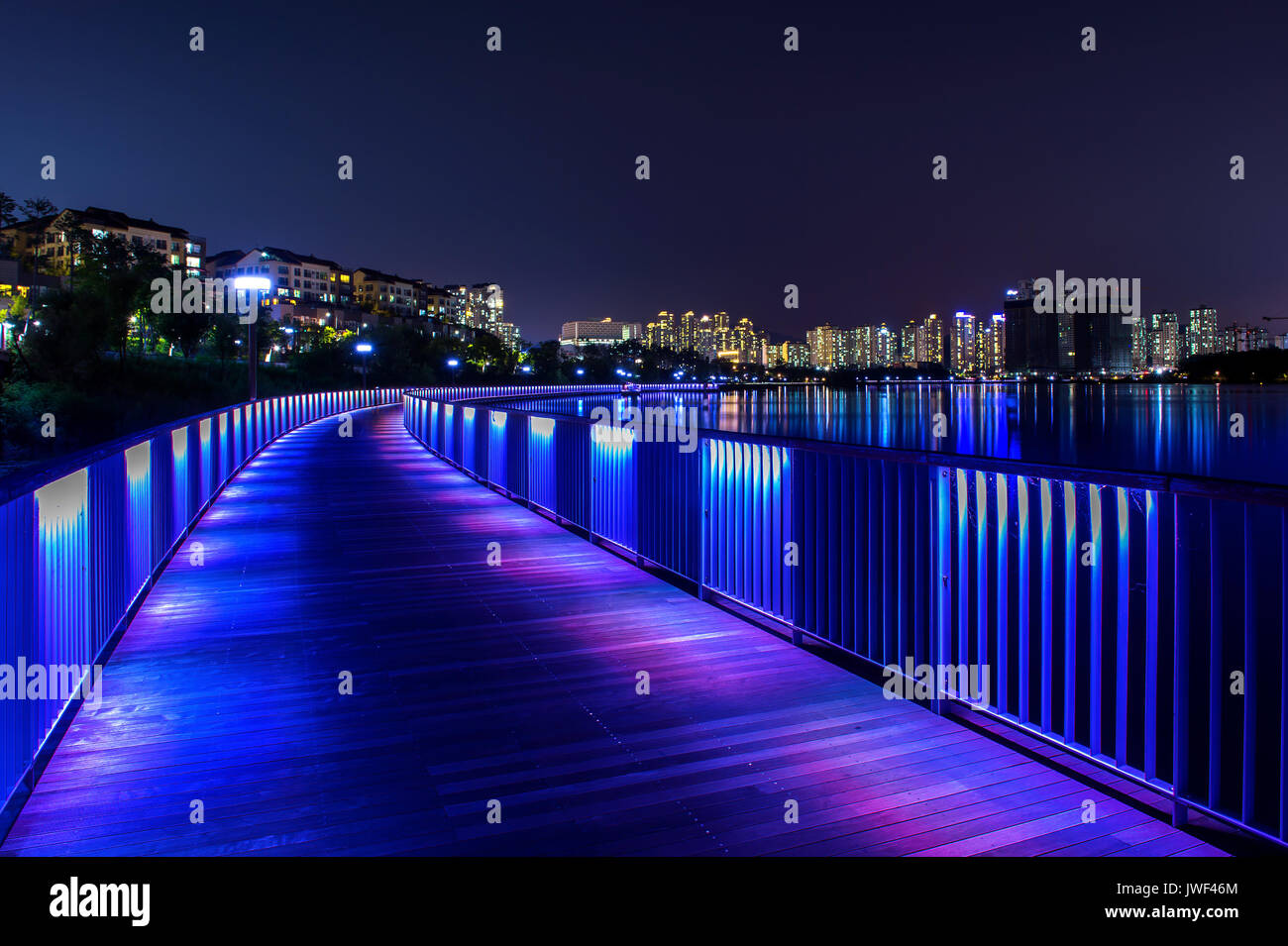 Pont coloré Banque de photographies et d’images à haute résolution - Alamy