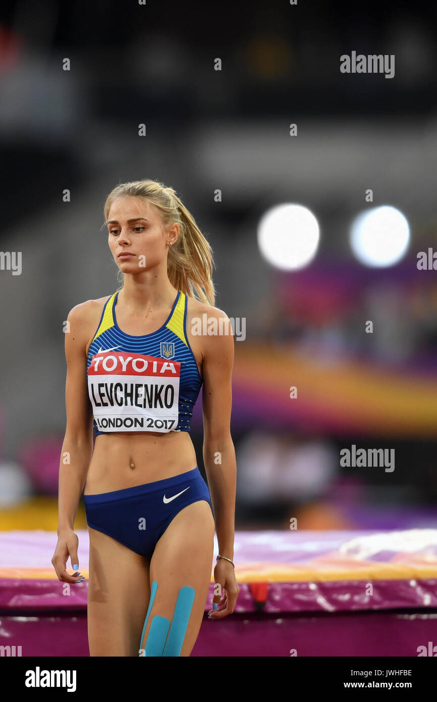 Londres, Royaume-Uni. 12 août 2017. Yuliia Levchenko (UKR) passe un saut. Maria Lasitskene (ANA ...