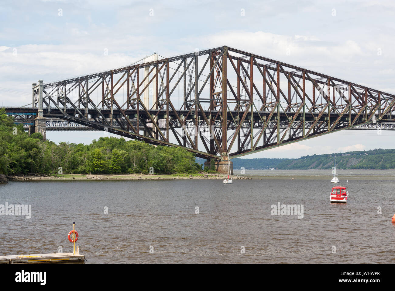 Le pont de Québec est une structure en treillis en acier riveté et est ...