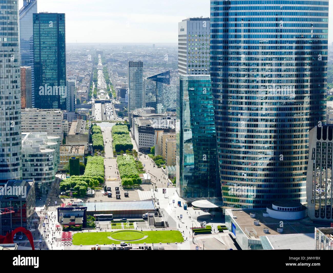 Vue de l'axe historique, à l'est de la Défense et c'est gratte-ciel ...