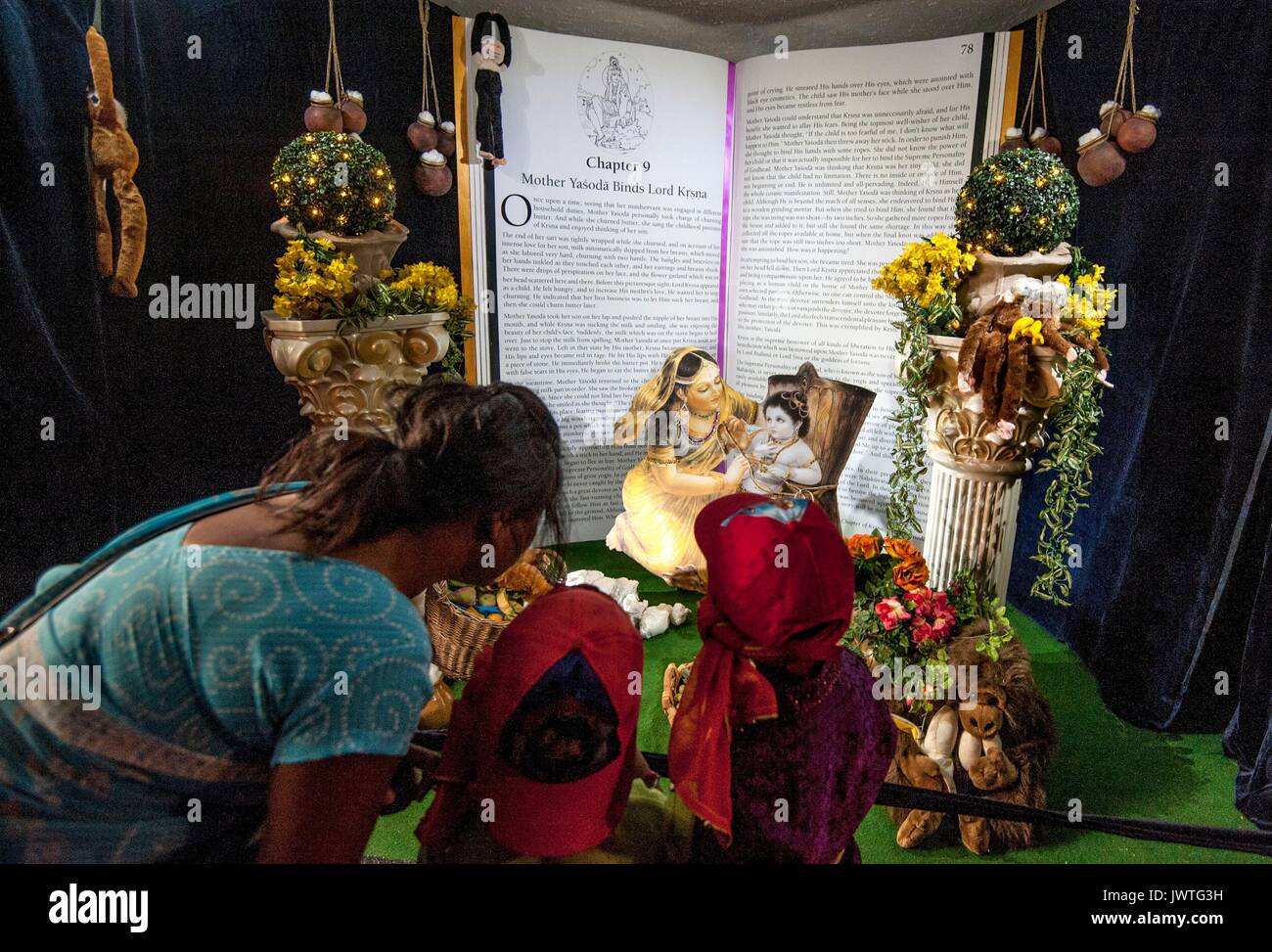 Les gens visitent darshan mandap Banque de photographies et d’images à ...