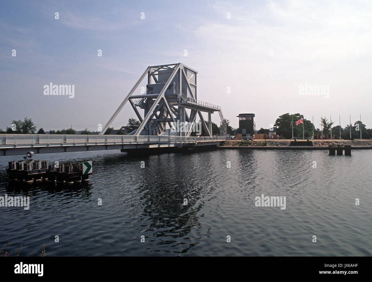 Pegasus Bridge, un pont basculant type de pont qui traverse le canal de ...