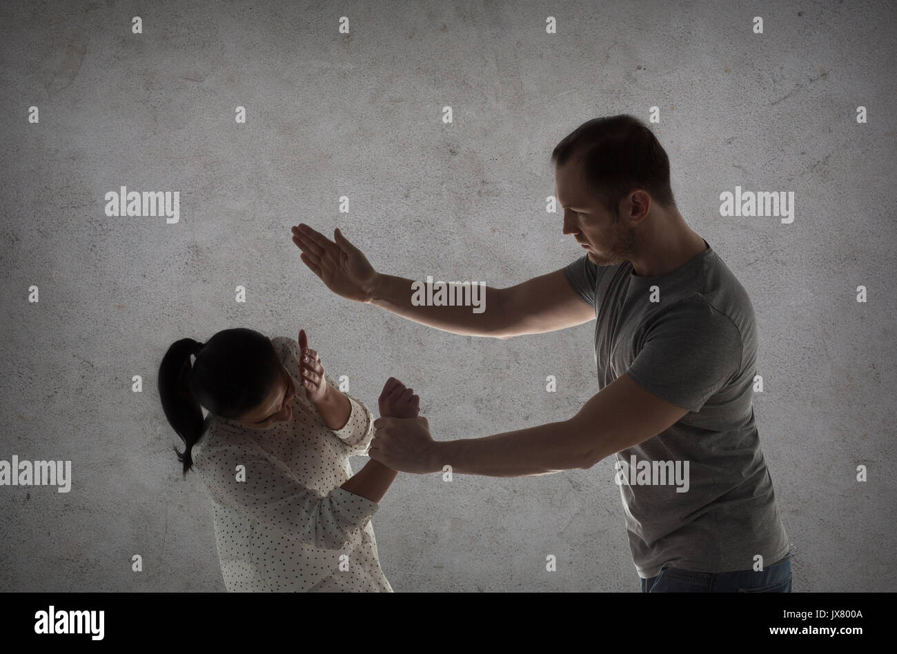 Homme battant femme Banque de photographies et d’images à haute ...