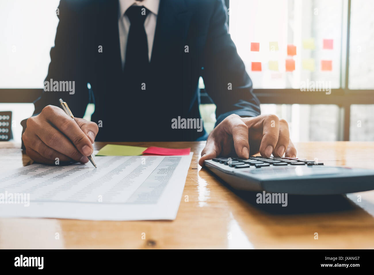 Close up, homme d'affaires ou un avocat comptable travaillant sur des ...