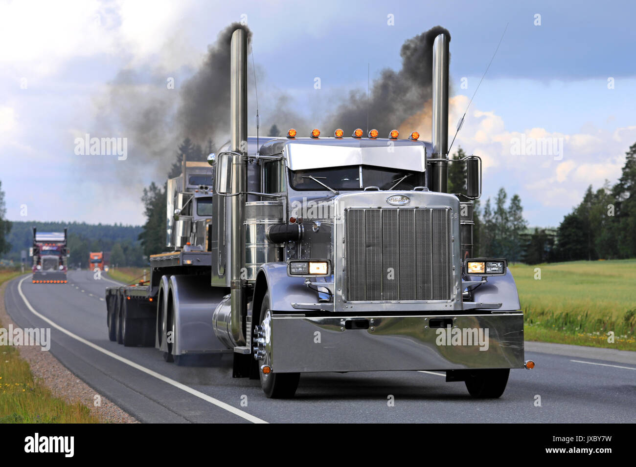 Camions Diesel Soufflant De La Fumée Un Nouveau Camion Au Gaz Naturel