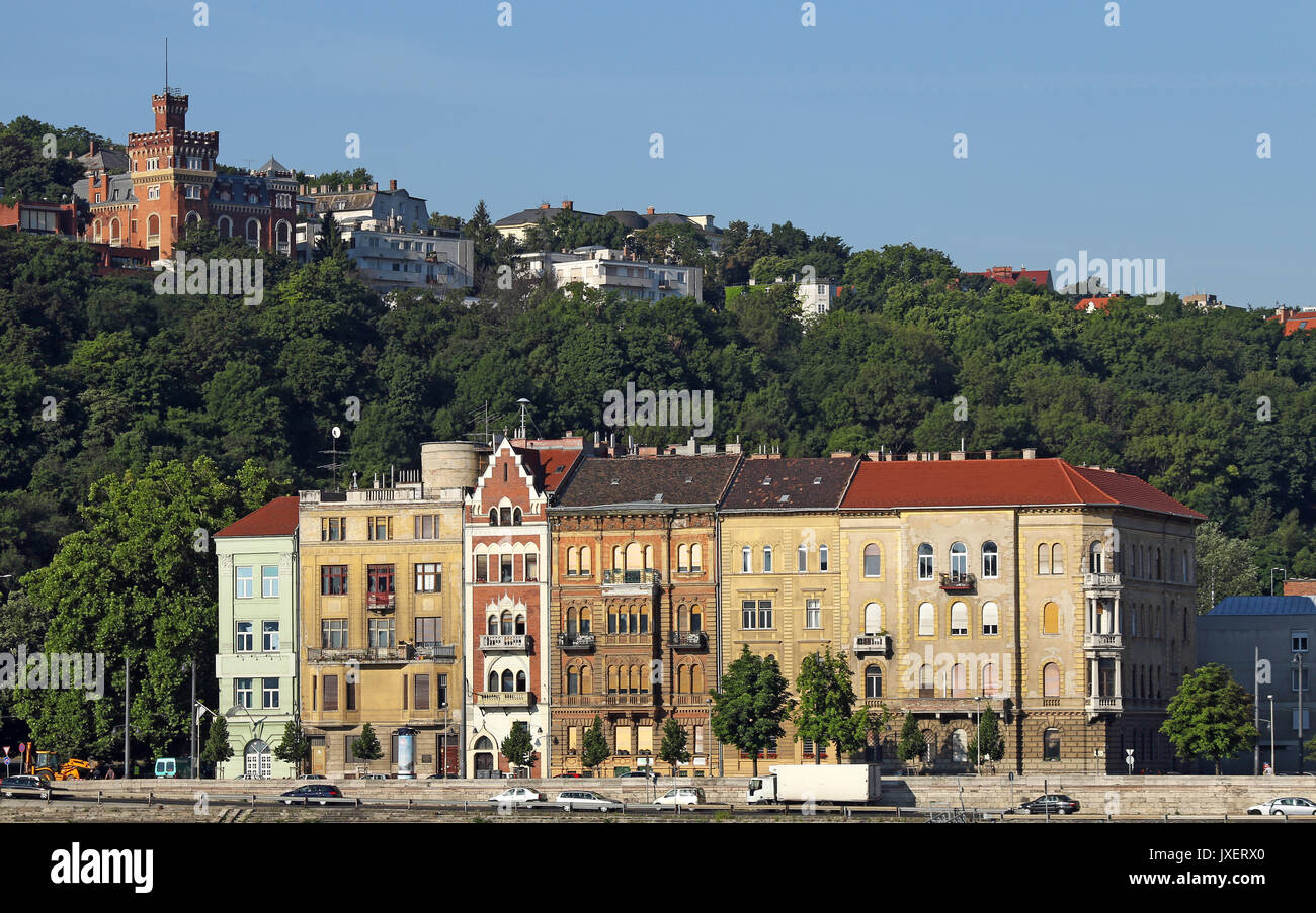 Maisons sous la colline Banque de photographies et d’images à haute ...