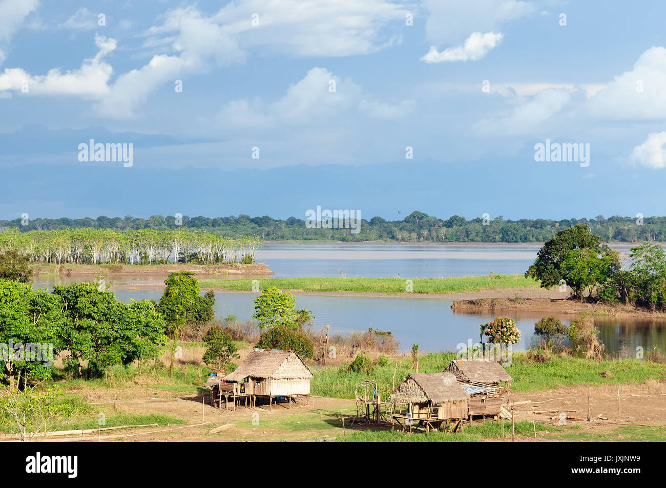 Le Pérou, l'Amazonas péruvien. La photo de paysage typique de règlement ...