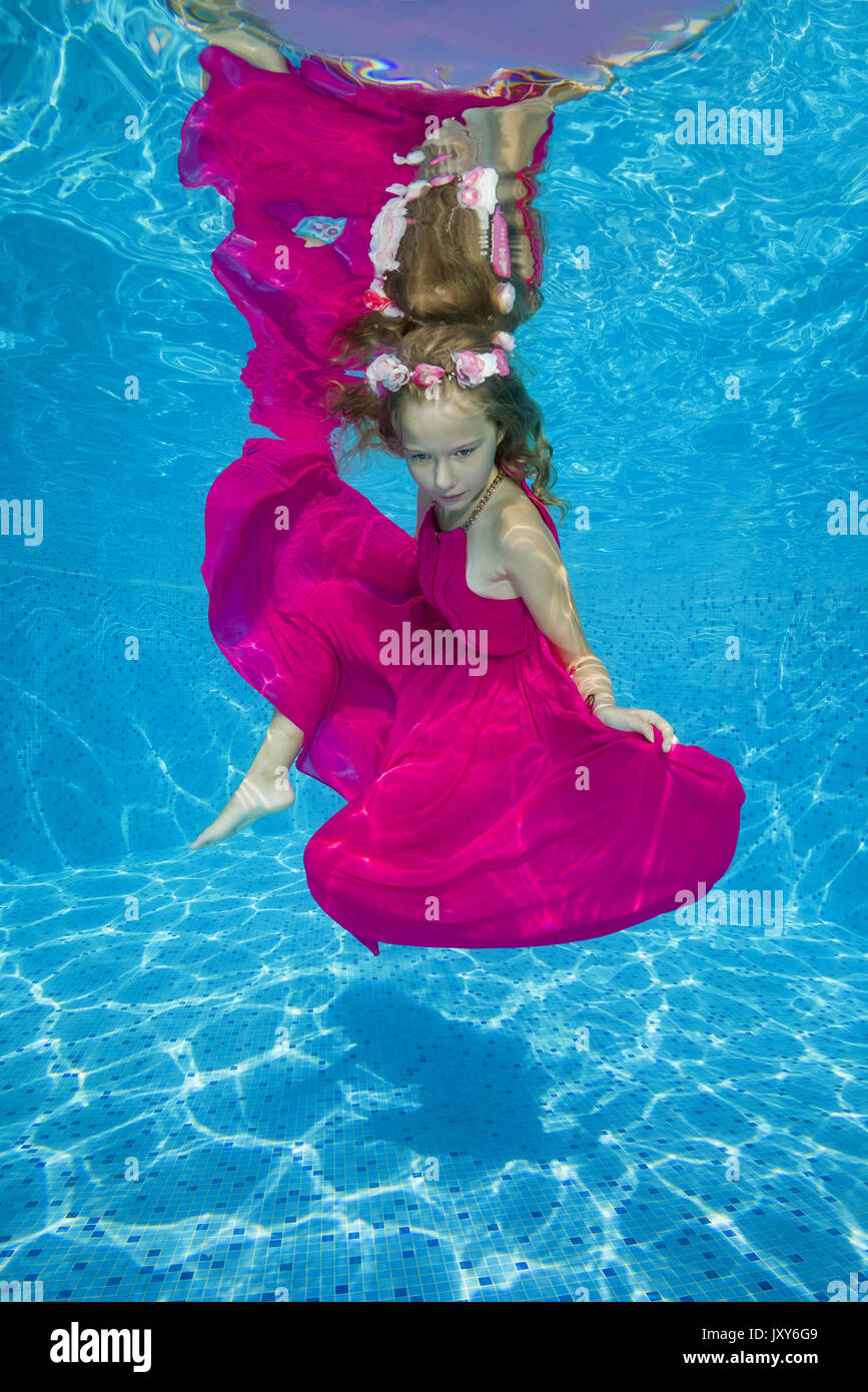 Adolescent dans une piscine Banque de photographies et d’images à haute ...