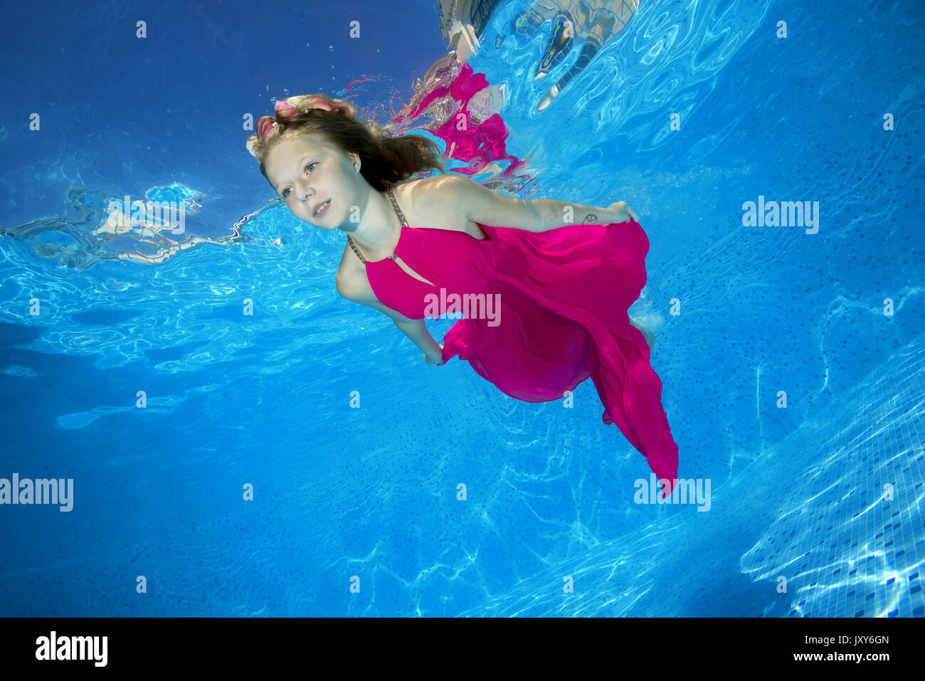 Teenage girl underwater Banque de photographies et d’images à haute ...