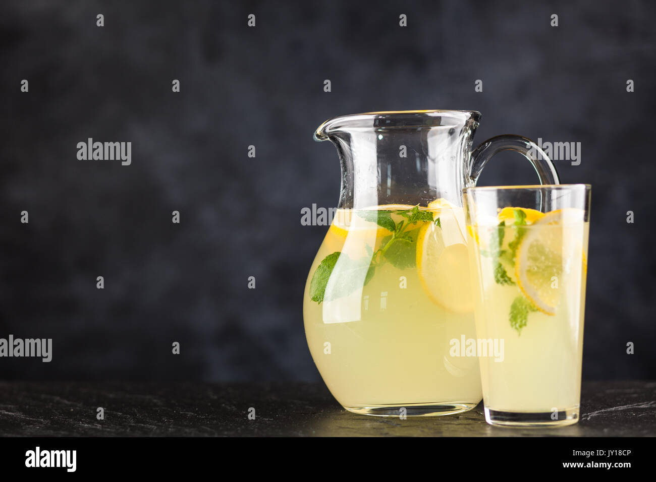 Pichet de limonade et verre au citron Banque de photographies et d ...