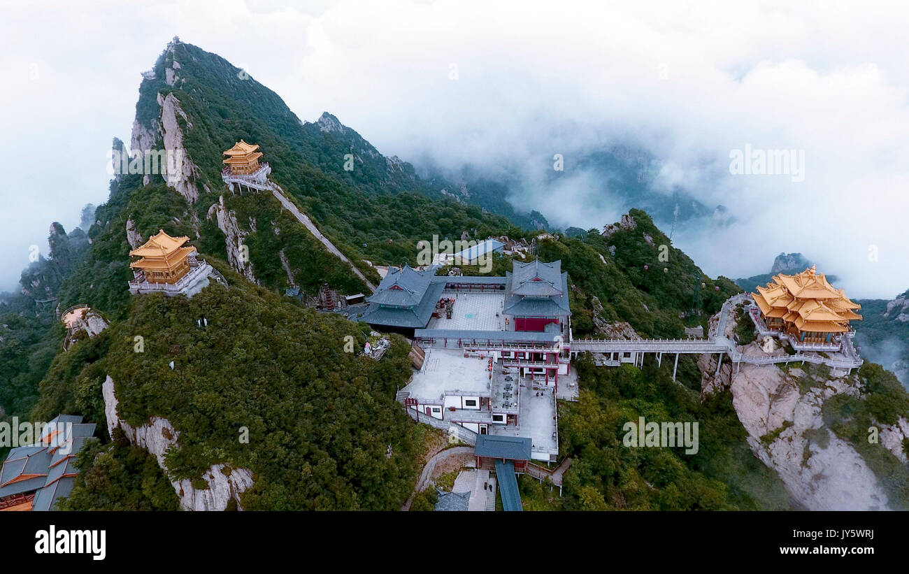 Laojun montagne Banque de photographies et d’images à haute résolution ...