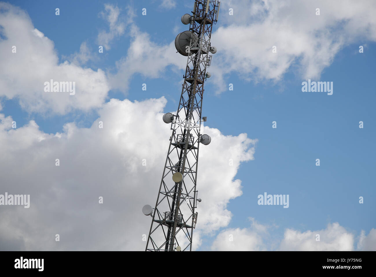 Un pylône en treillis avec les antennes de radiodiffusion est vu dans ...