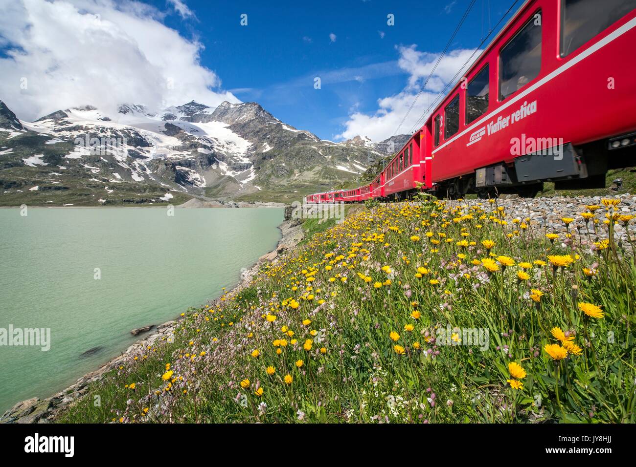 Train rouge Banque de photographies et d’images à haute résolution - Alamy