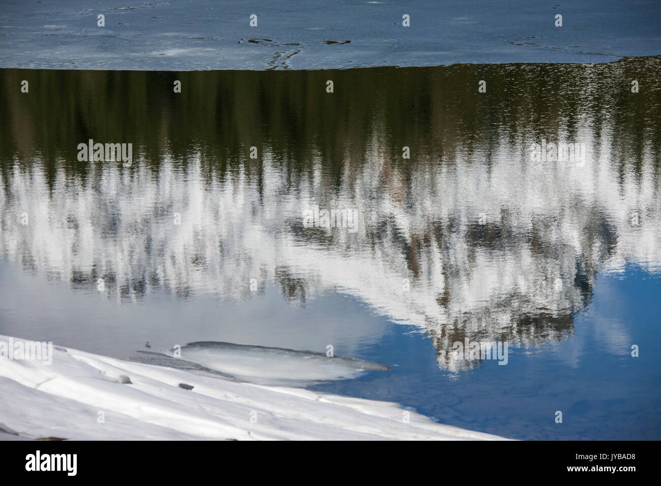 Le dégel du printemps fait fondre la glace tandis que les pics enneigés ...