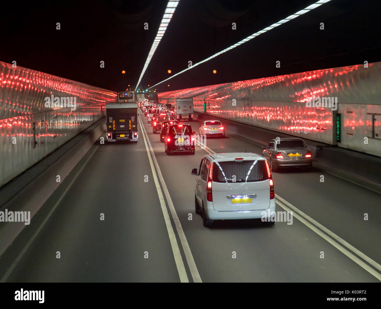 Voiture dans le tunnel de l'autoroute Banque de photographies et d’images à haute résolution - Alamy