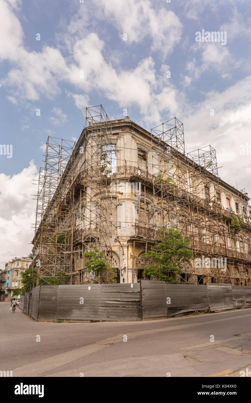 Bâtiment délabré dans la vieille havane Banque de photographies et d ...