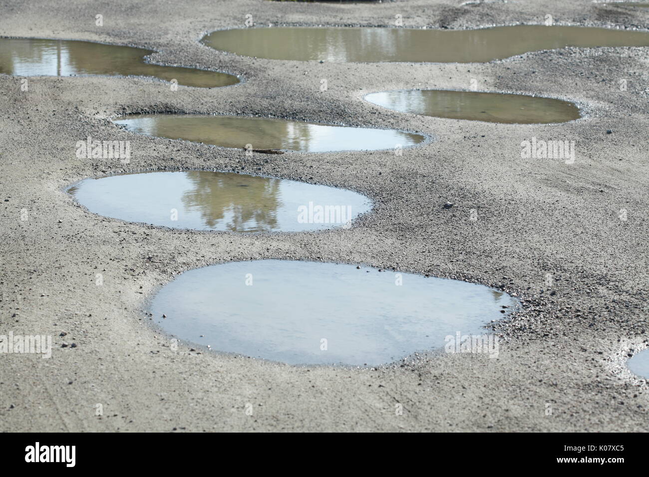 Flaques d'eau sur le sol Banque de photographies et d’images à haute ...