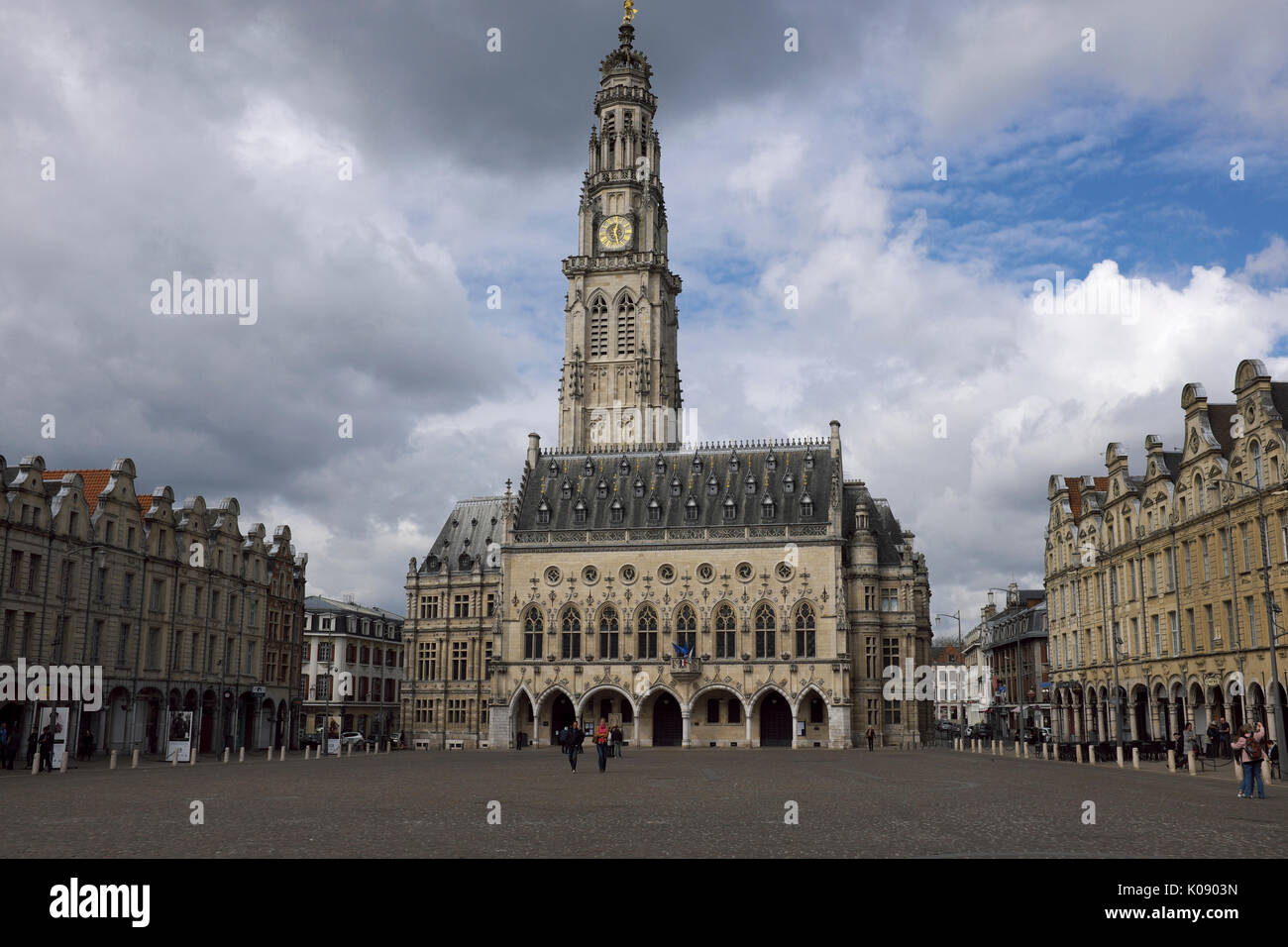 L'Hôtel de ville et le Beffroi, place des Héros, Arras, France Photo Stock - Alamy