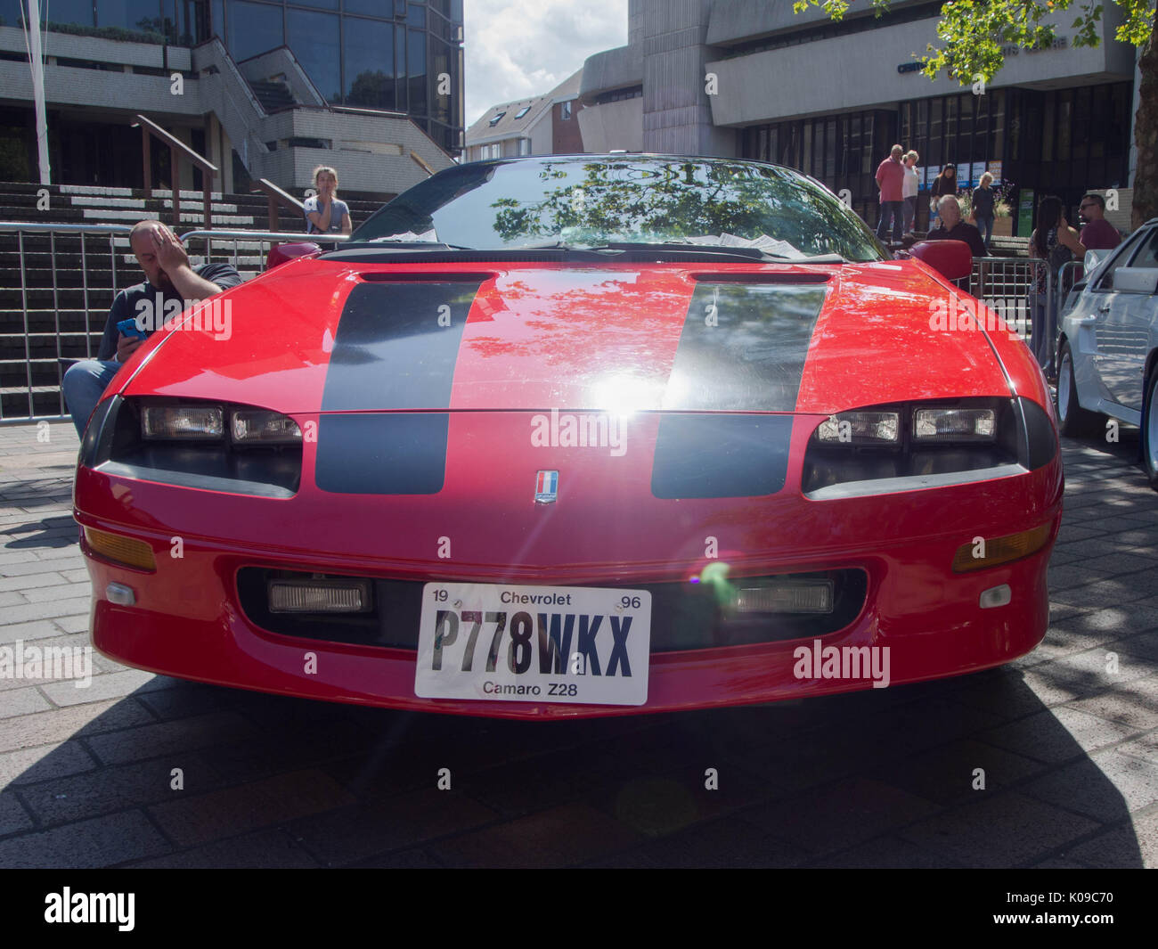 Camaro rouge Banque de photographies et d’images à haute résolution - Alamy