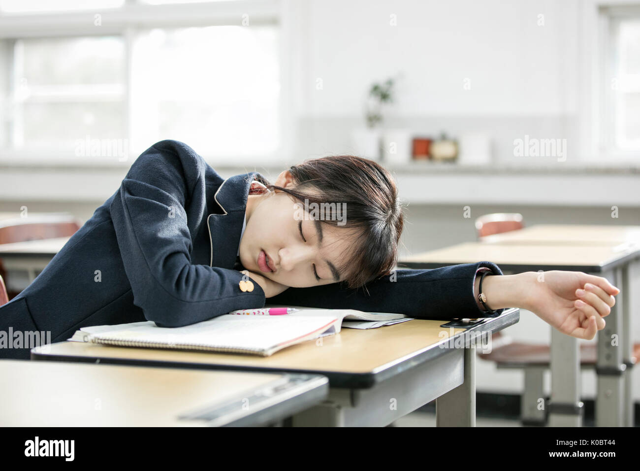 Portrait de jeune fille à l'école fatigué dormir dans sa classe Photo ...