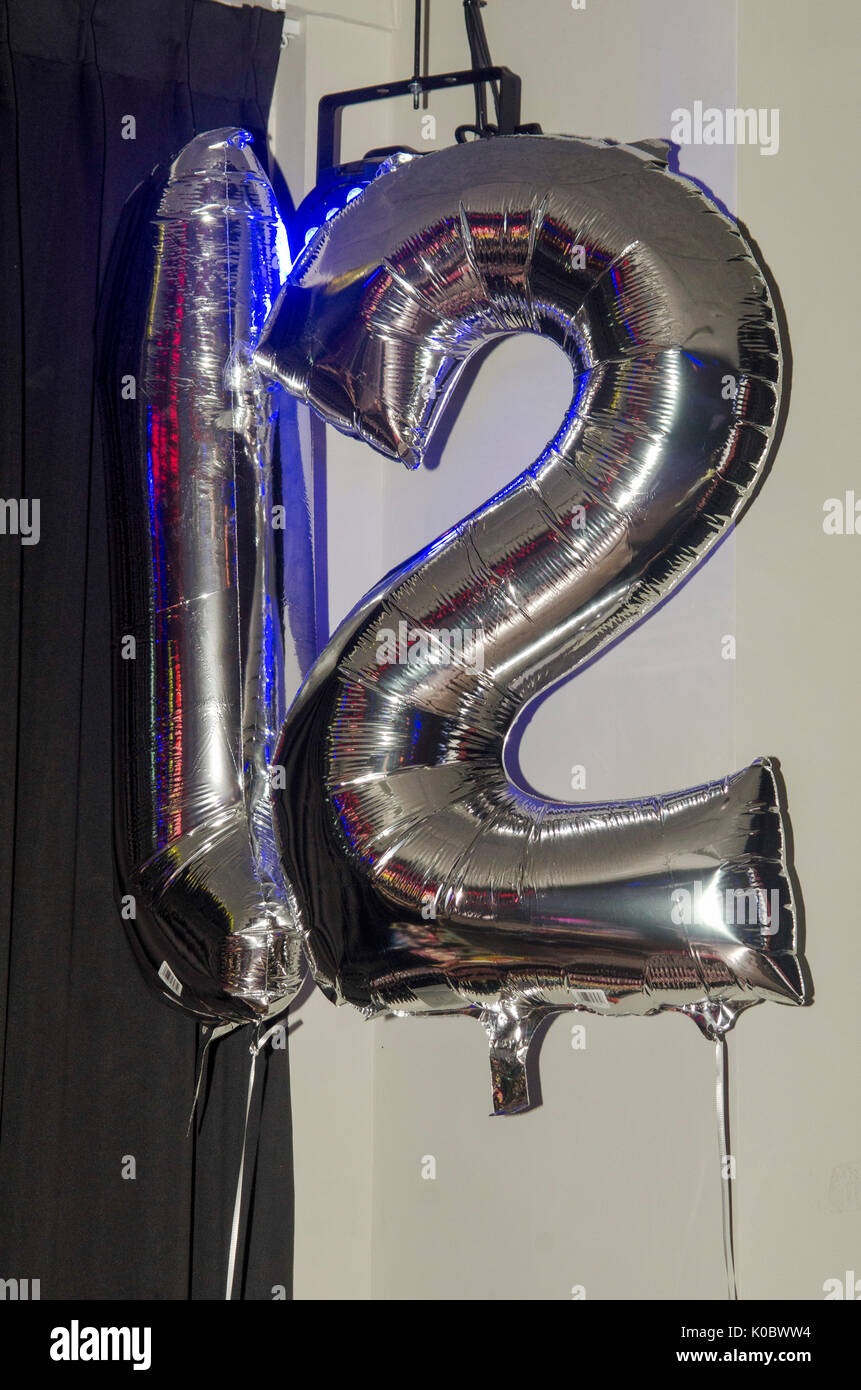 Anniversaire 12 ans Banque de photographies et d’images à haute ...