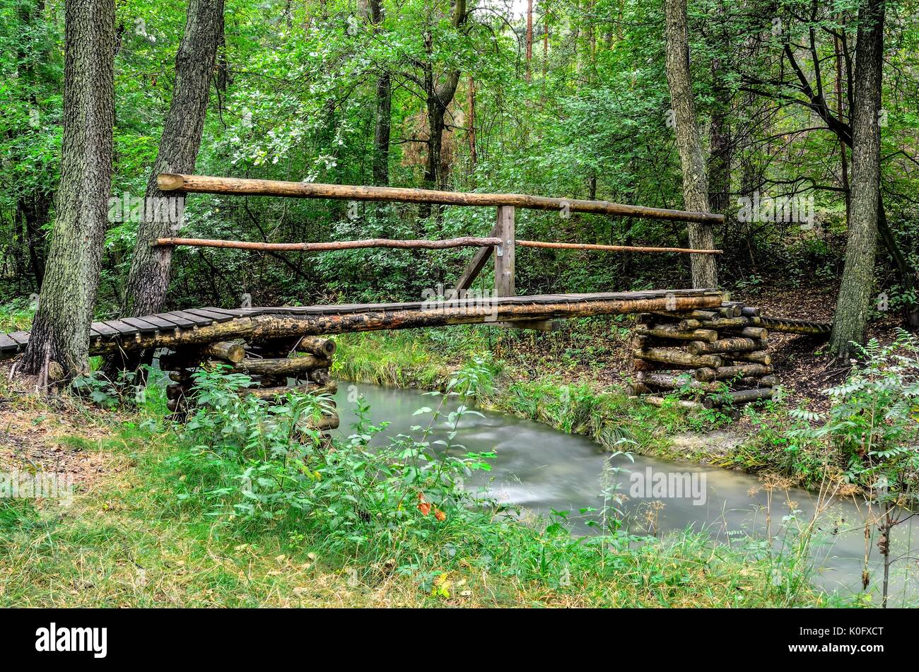 Belle Blue River. Un pont de bois sur la rivière dans un magnifique ...