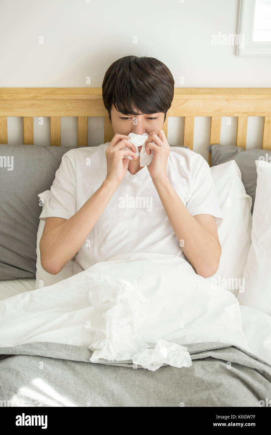 Homme malade allongé Banque de photographies et d’images à haute ...