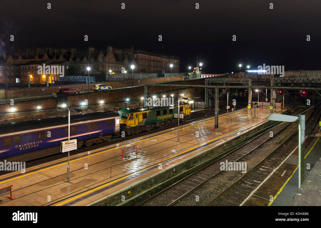 La 2350 London Euston - Glasgow et Édimbourg Caledonian sleeper attend ...