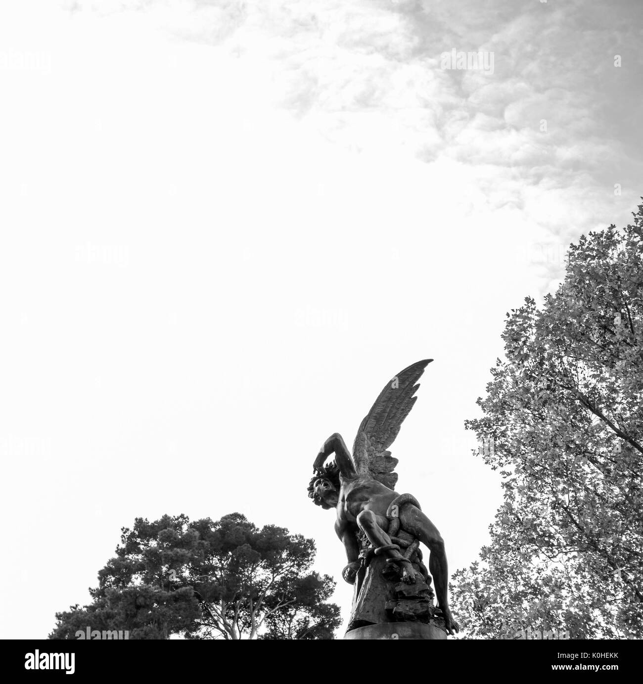 Estatua del ángel caído en los Jardines del Buen Retiro. La capitale de ...