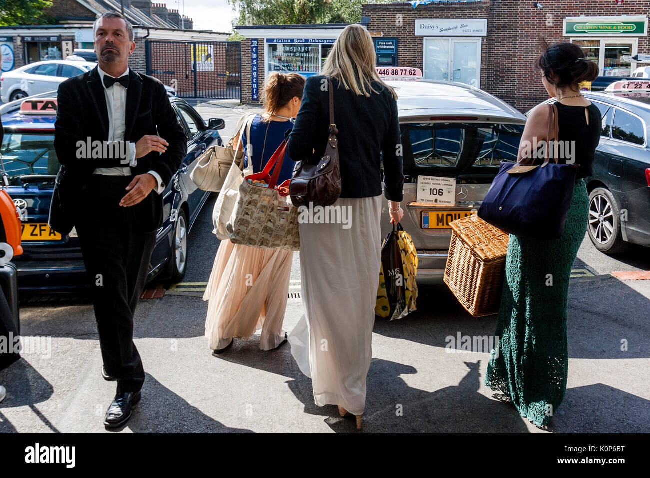 Les amateurs d'opéra arrivent à la gare de Lewes En route pour l'opéra ...