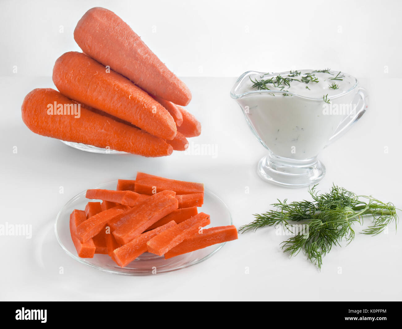 Bâtonnets de carottes carottes frais entiers, et sauce à la crème aigre ...