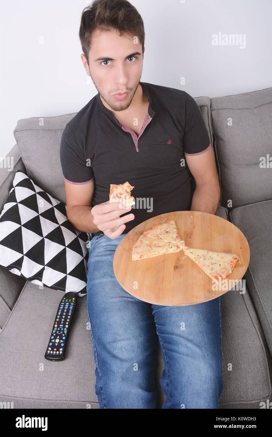 Homme personne manger manger pizza Banque de photographies et d’images ...